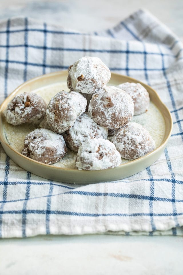 Easy Cocoa Macadamia Nut Sandies Recipe | Bake or Break