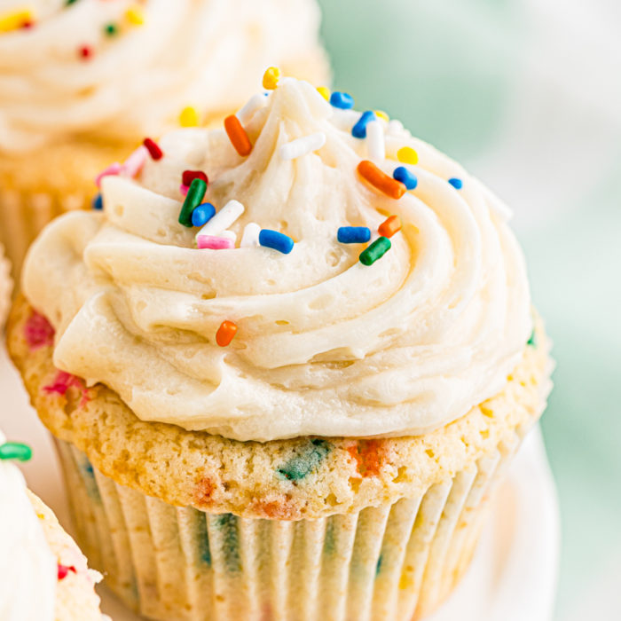 Classic Vanilla Cupcakes: Pure Sweetness in Every Bite - Bake or Break