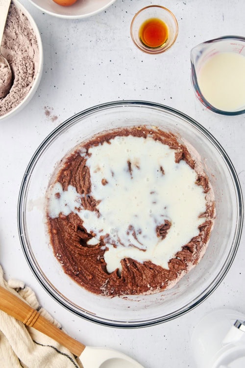 Mahogany Cake: A Classic Recipe for Chocolate Lovers - Bake or Break