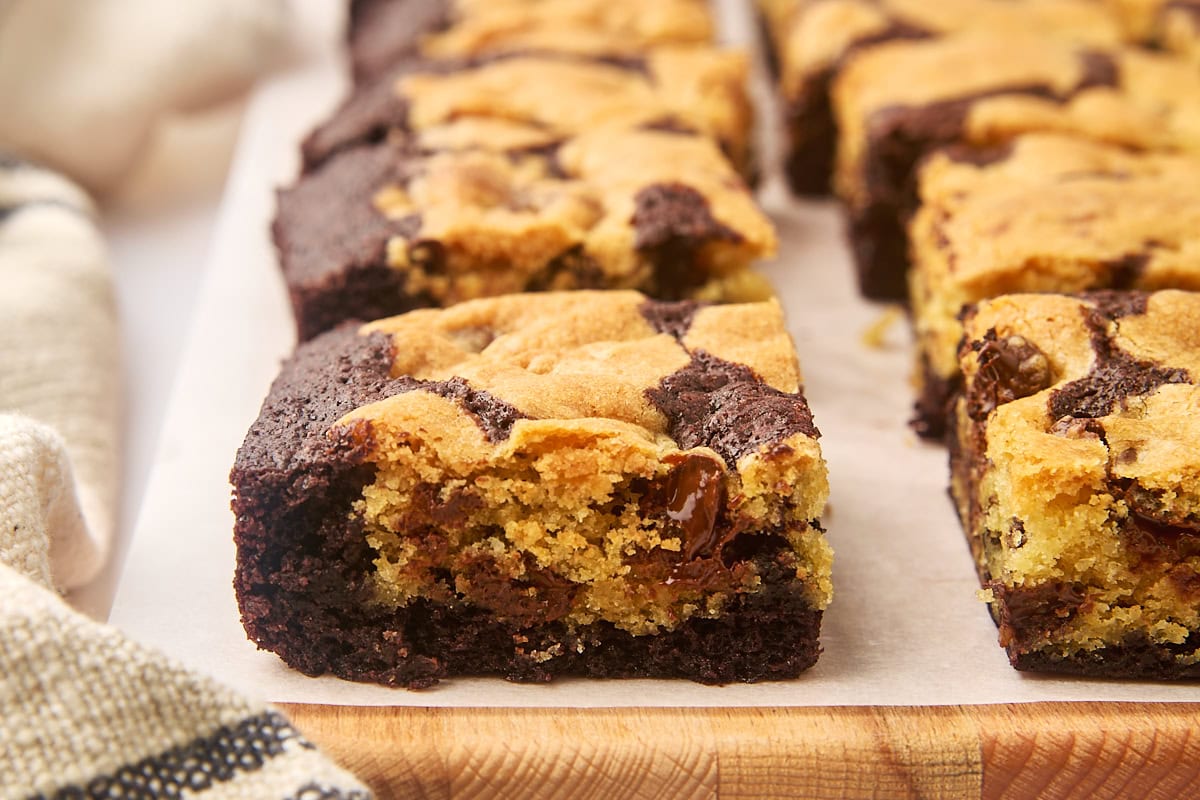 Decadent Brookies: The Best of Brownies and Cookies in One - Bake or Break